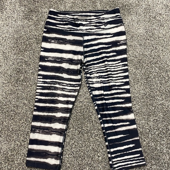 Nike | Pants & Jumpsuits | Spring Sale 5 Off Nike Crops Zebra Strips ...